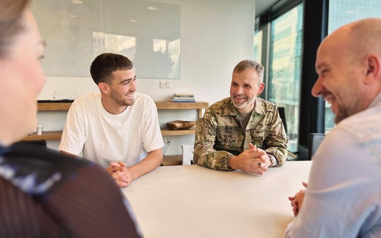 Compass Groups adm. direktør står i frontlinjen på Uniform på jobbet ...